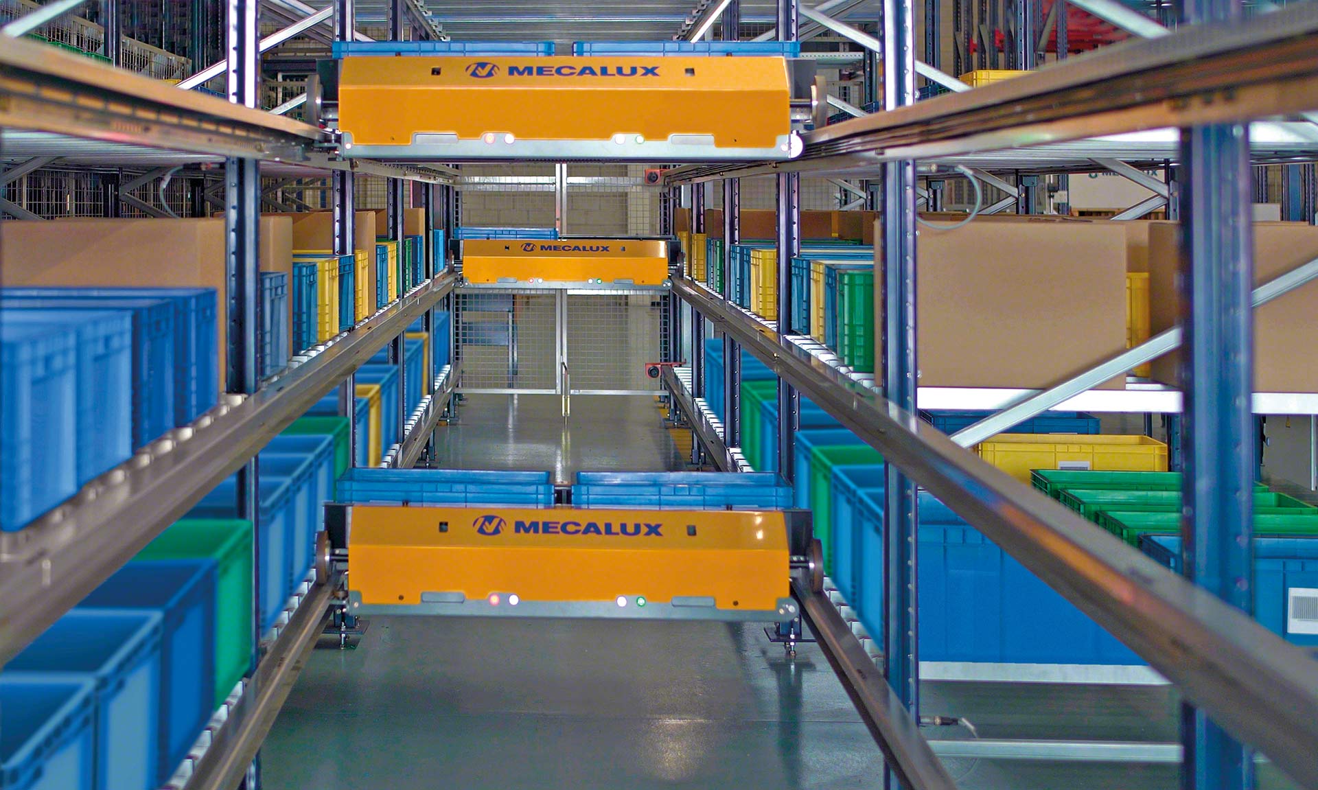 Material handling equipment in a warehouse - Mecalux.com