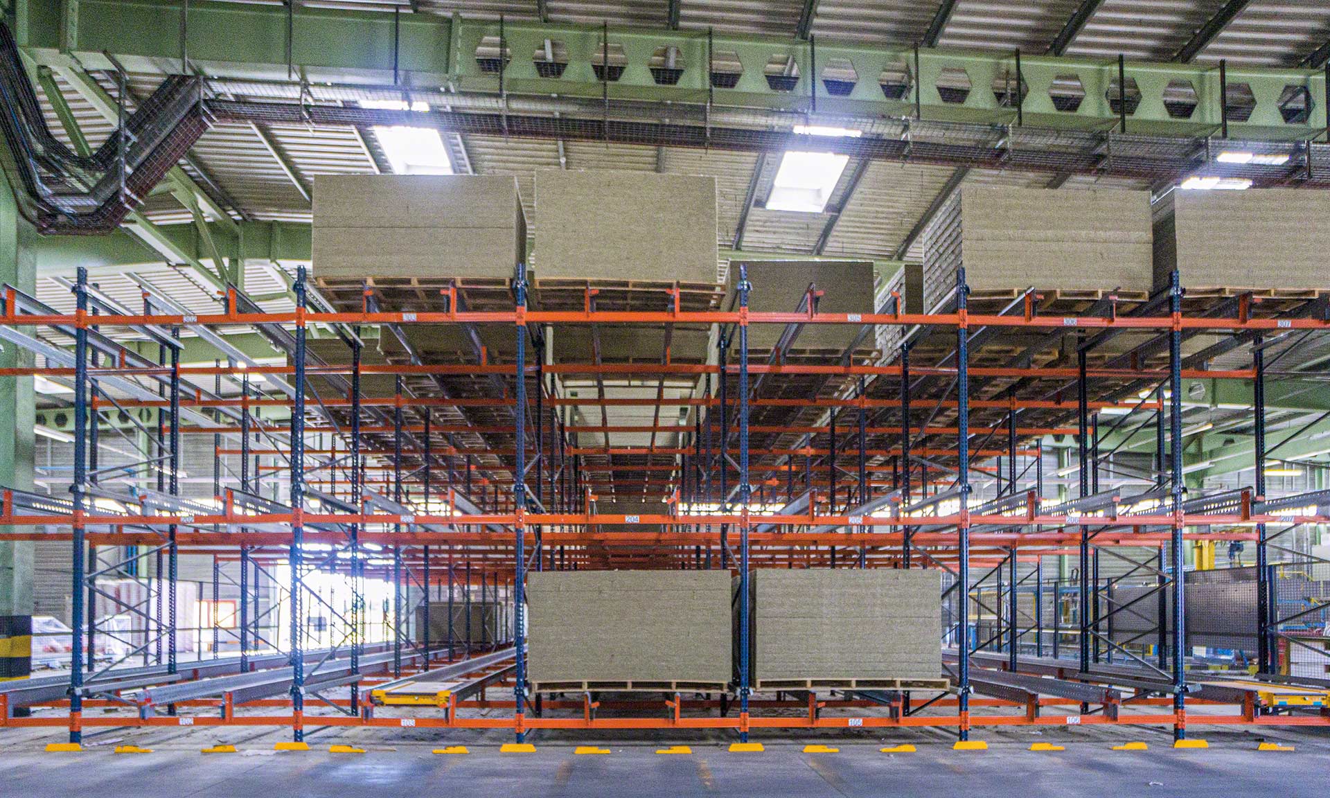 Outdoor pallet racking for industrial storage - Mecalux.com