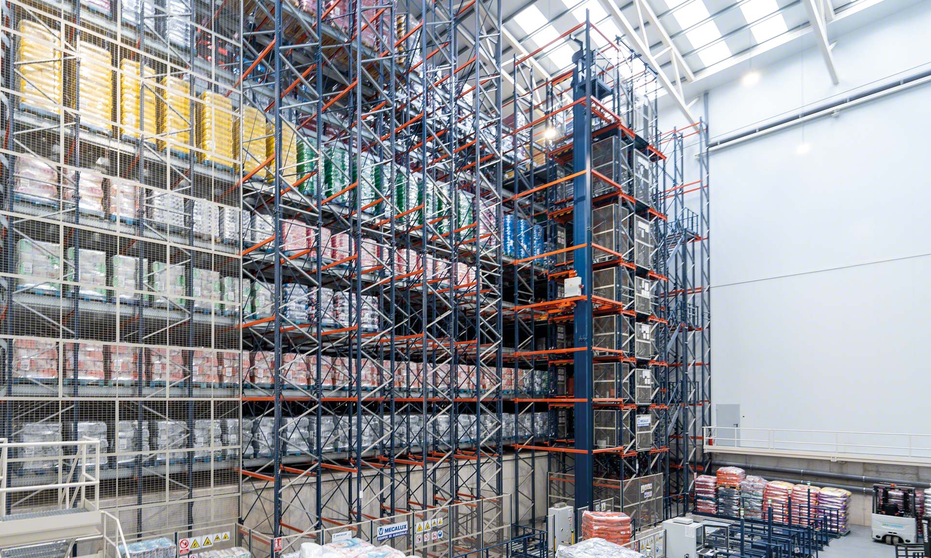 Pallet lifts and vertical conveyors - Mecalux.com
