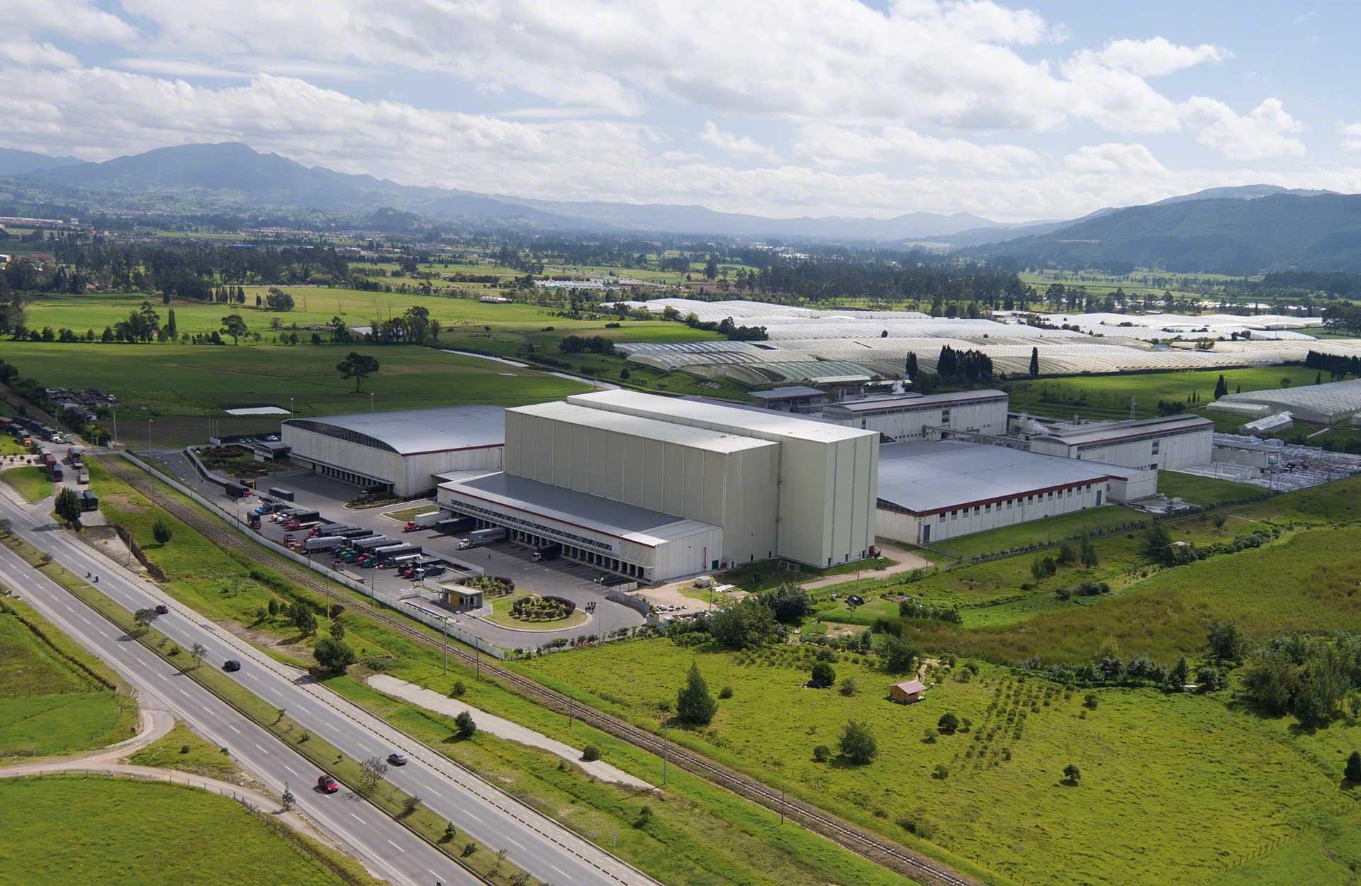 Logistics staging area in a warehouse - Mecalux.com