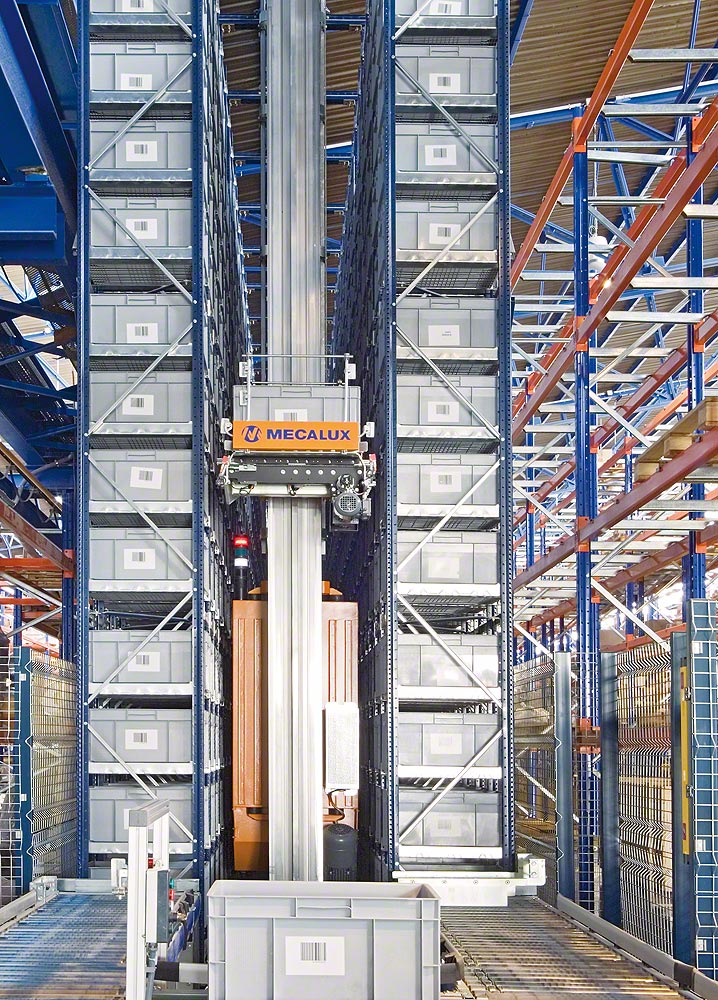 Stacker cranes for boxes | Automated warehouses for boxes - Mecalux.com
