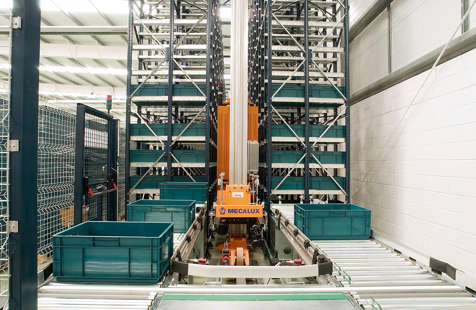 Stacker cranes for boxes | Automated warehouses for boxes - Mecalux.com