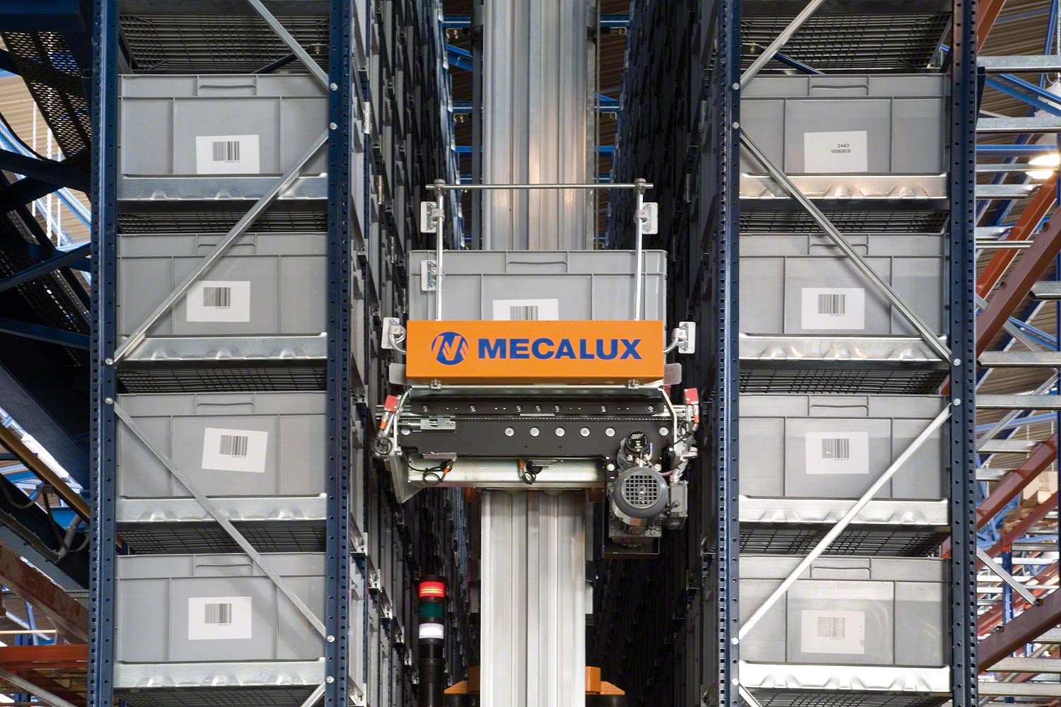 Stacker cranes for boxes | Automated warehouses for boxes - Mecalux.com