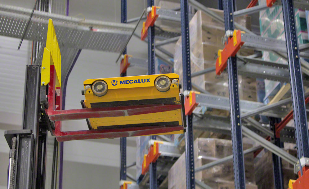 Greater storage capacity and speed with Pallet Shuttle - Mecalux.com