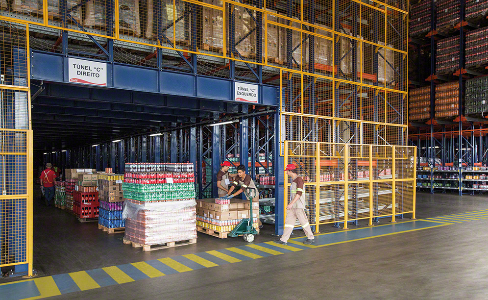 Warehouse with Coca-Cola beverages in Brazil - Mecalux.com