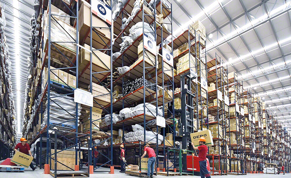 Racking solution for automobile spare parts - Mecalux.com