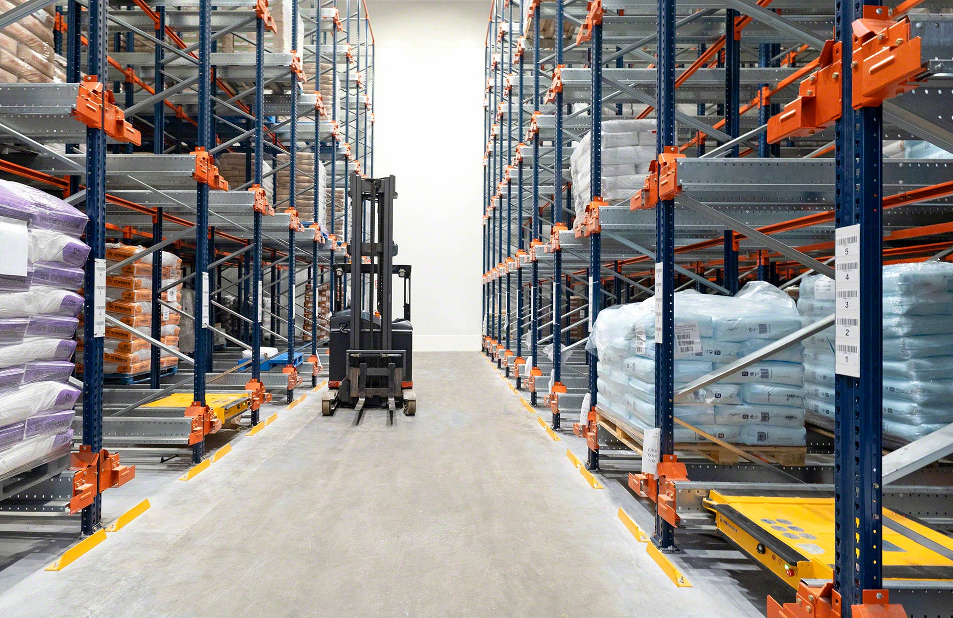 Pallet Shuttle Racking System - Mecalux.com