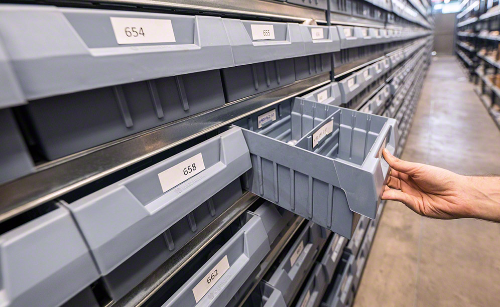Spare parts warehouse for industrial vehicles - Mecalux.com
