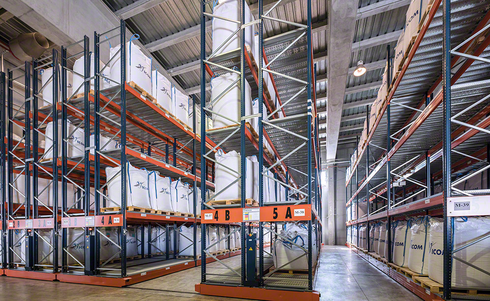 A solution to store plastic in big bags - Mecalux.com