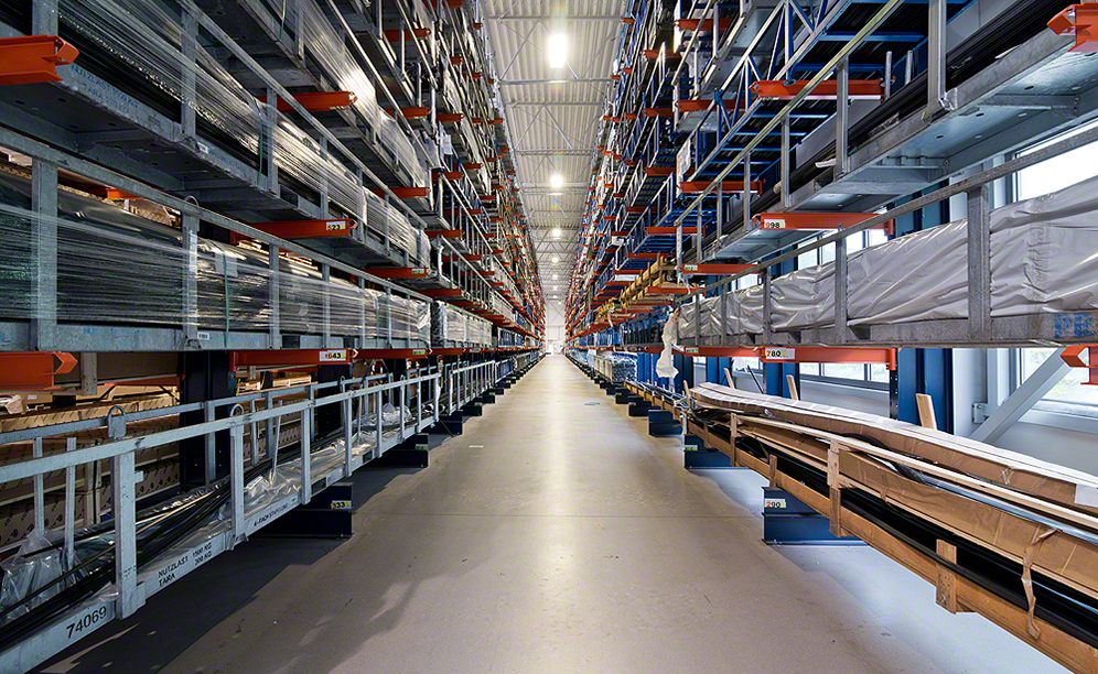 Large aluminium profile warehouse of Aluprof - Mecalux.com