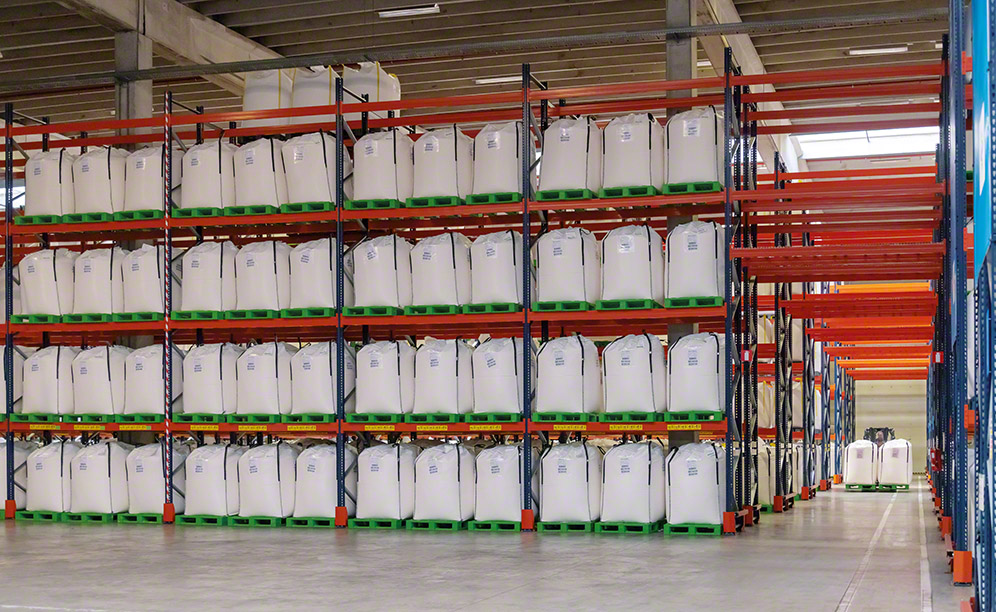 Warehouse of the logistics operator Van Moer - Mecalux.com