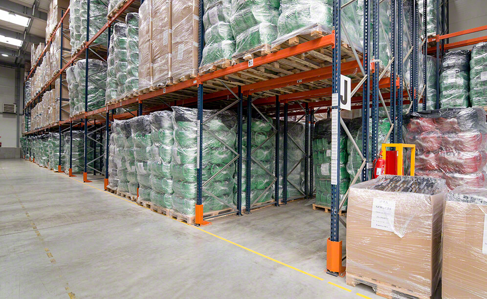 Warehouse with Prosperplast plastics - Mecalux.com